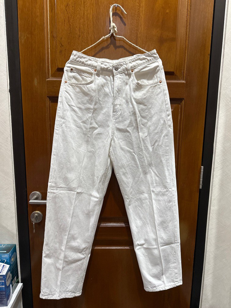 Hnm Denim putih, Fesyen Wanita, Pakaian Wanita, Bawahan di Carousell