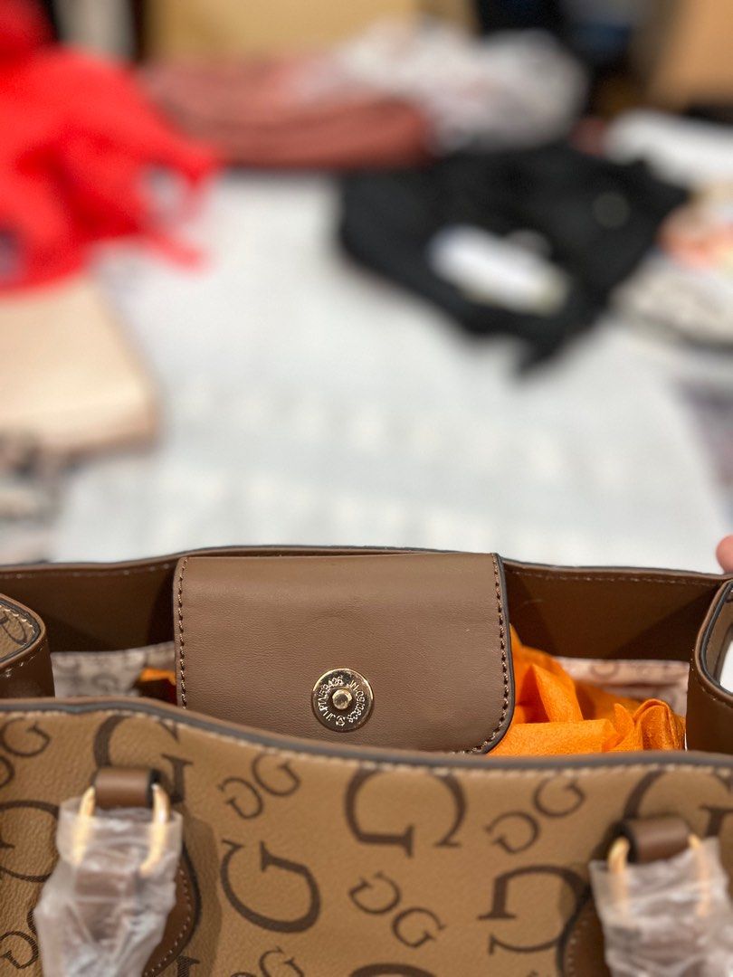 Mall pull out Bag / not fake, Women's Fashion, Bags & Wallets, Shoulder ...