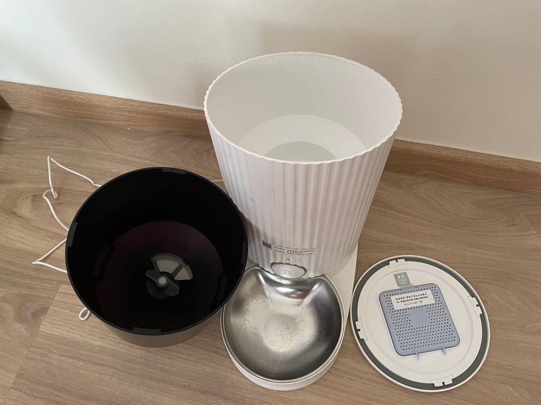 Pet kibble dispenser, Pet Supplies, Homes & Other Pet Accessories on ...