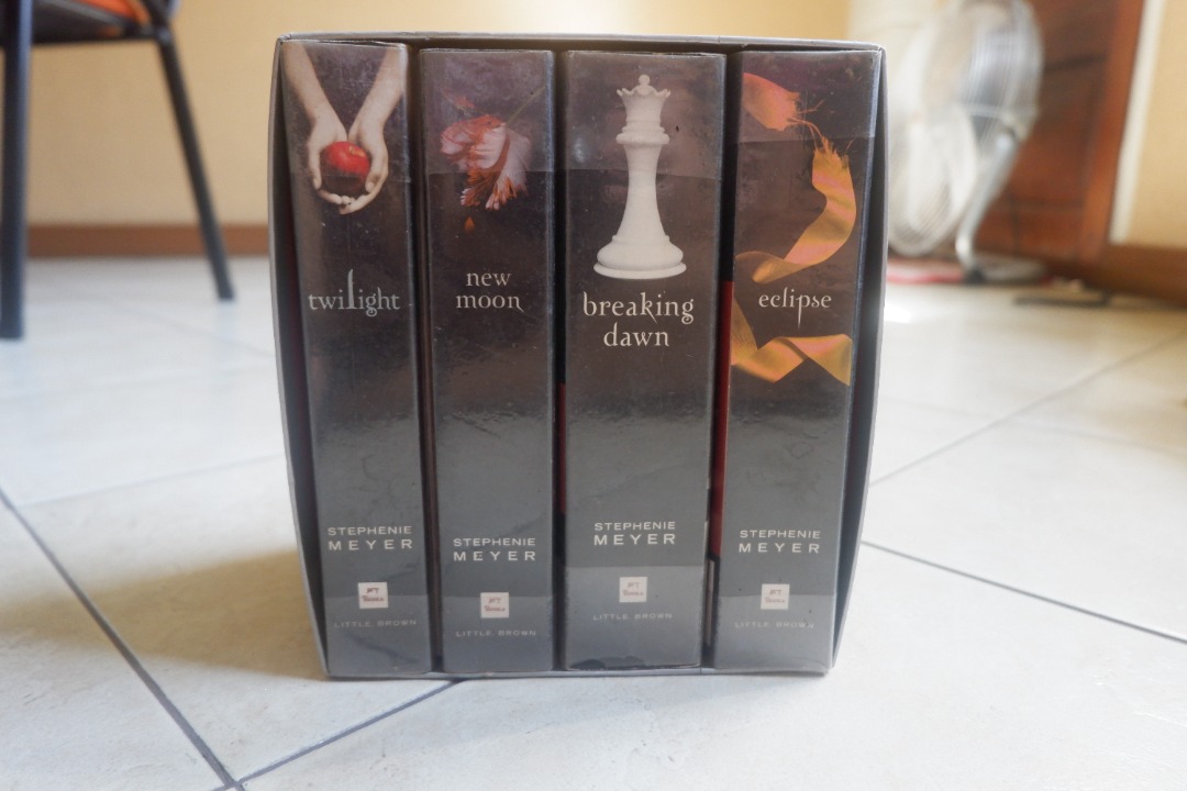 Twilight Boxed Set Books 1-4 ~ New Moon Eclipse Breaking Dawn, Hobbies ...