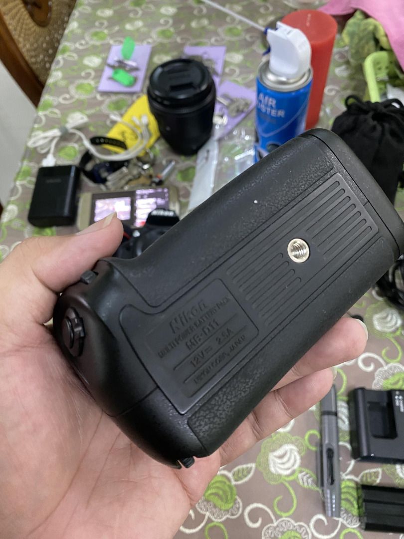 Nikon D7000 DSLR camera set (with Nikkon 18-105 lens, MB-D11 battery ...
