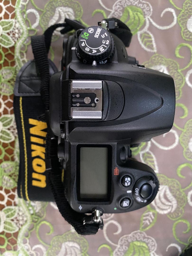 Nikon D7000 DSLR camera set (with Nikkon 18-105 lens, MB-D11 battery ...