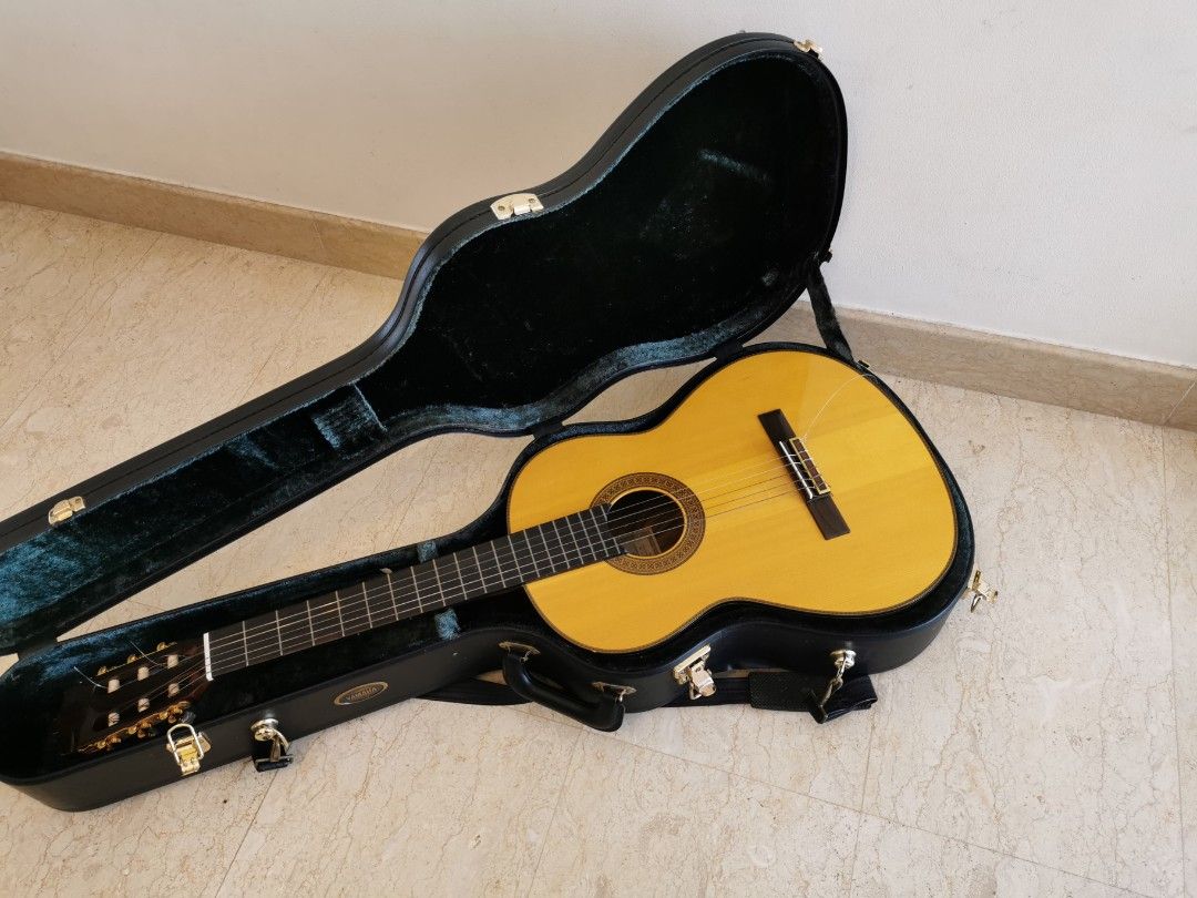 YAMAHA acoustic classic Guiter With carry Case, Hobbies & Toys, Music ...