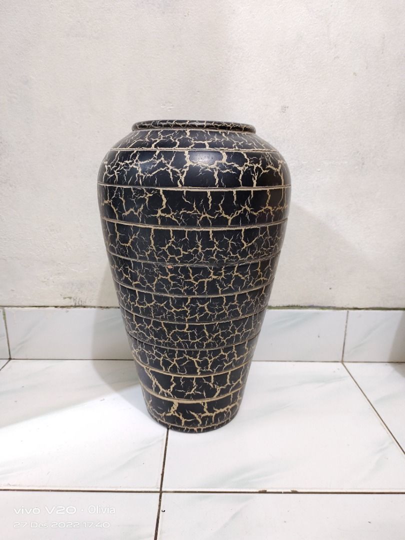 Guci Gerabah Hitam Urat Kuno Jadul Antik, Antik, Pajangan di Carousell