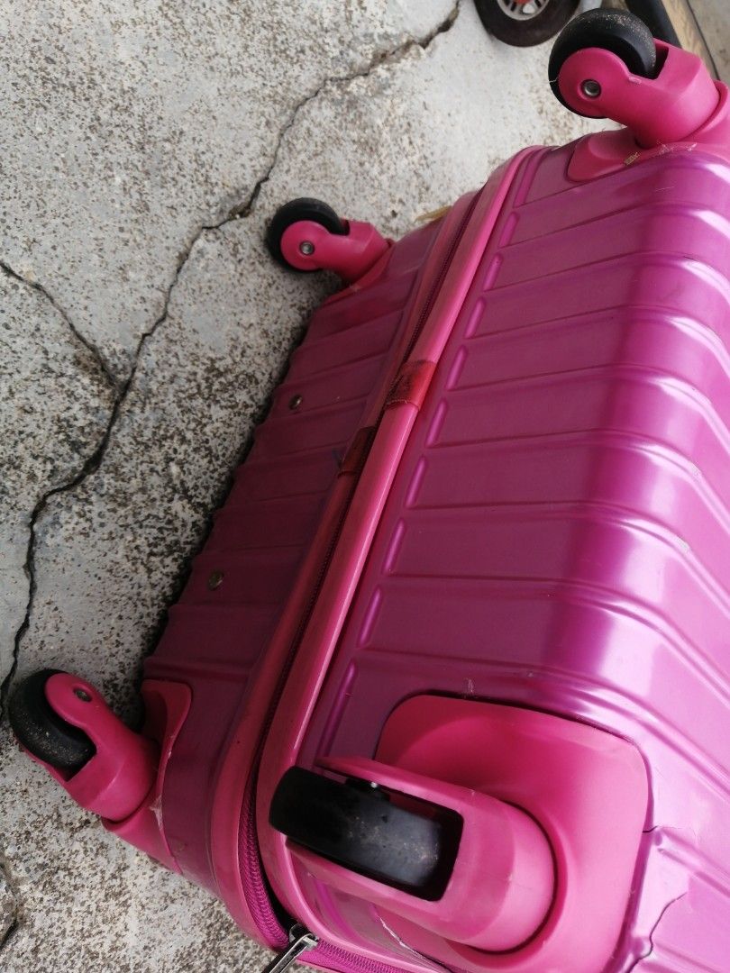 Hello Kitty luggage Hard Case 25 - 26 inches (cleaned), Hobbies & Toys ...