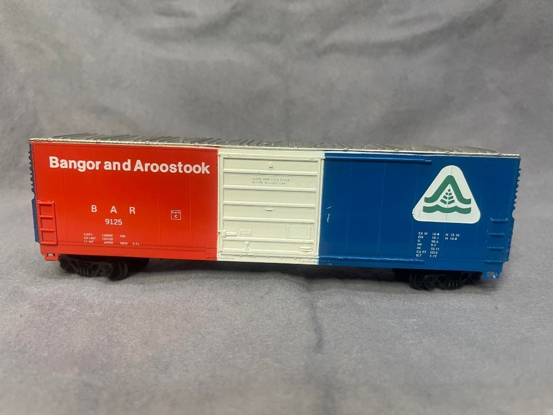 Life-Like 50' Hi-Roof Box Car - BANGOR & AROOSTOOK - Rd# BAR 9125 - HO ( Blue - White - REd ...