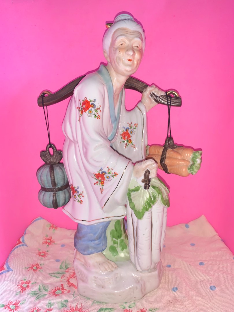 Patung porcelain besar, Antik, Pajangan di Carousell