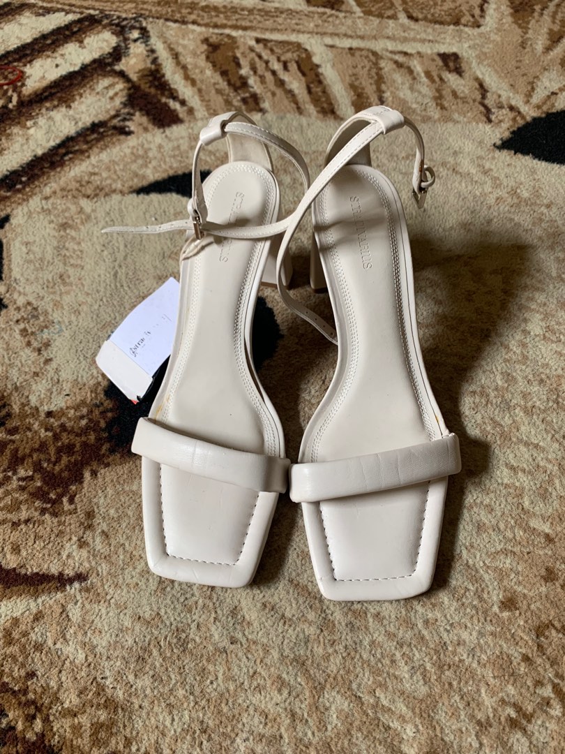 Sepatu sendal hils, Fesyen Wanita, Sepatu di Carousell