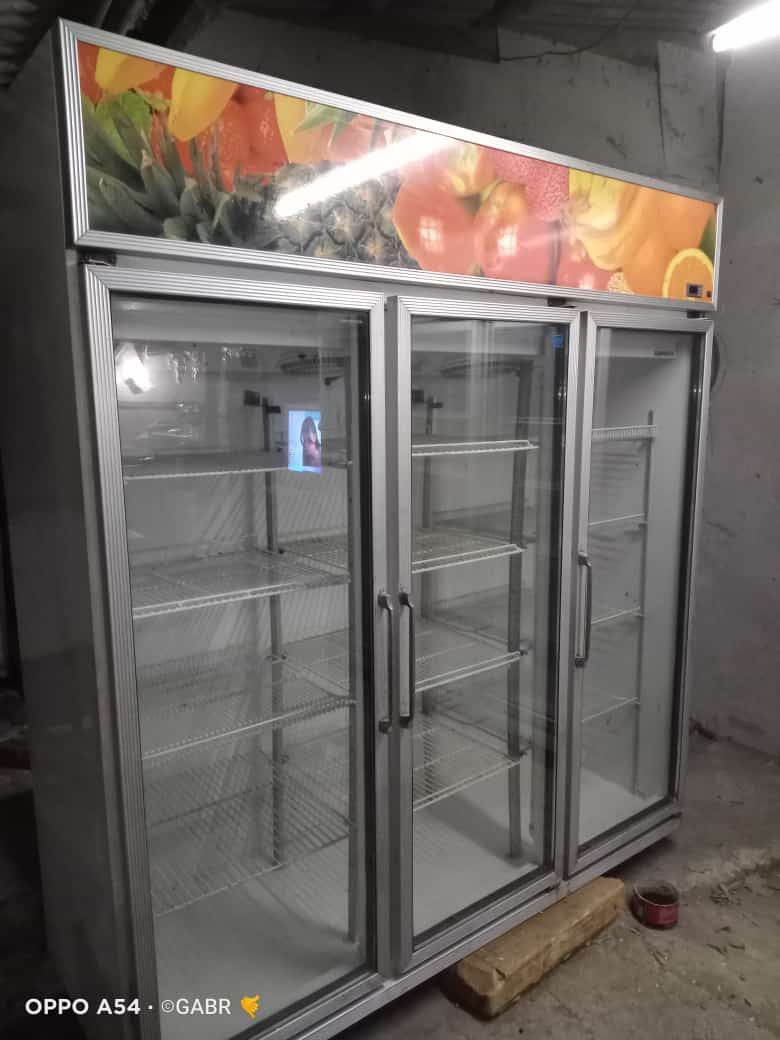 Showcase 3 pintu, Kitchen & Appliances di Carousell