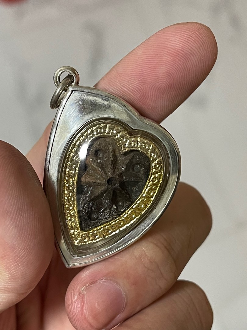 Thai Amulet lp pinak star, Announcements on Carousell