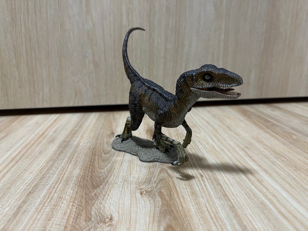 Jurassic park 1:18 Rebor velociraptor winston statue, Hobbies & Toys ...