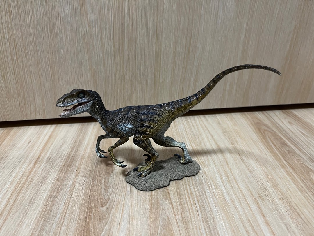 Jurassic park 1:18 Rebor velociraptor winston statue, Hobbies & Toys ...