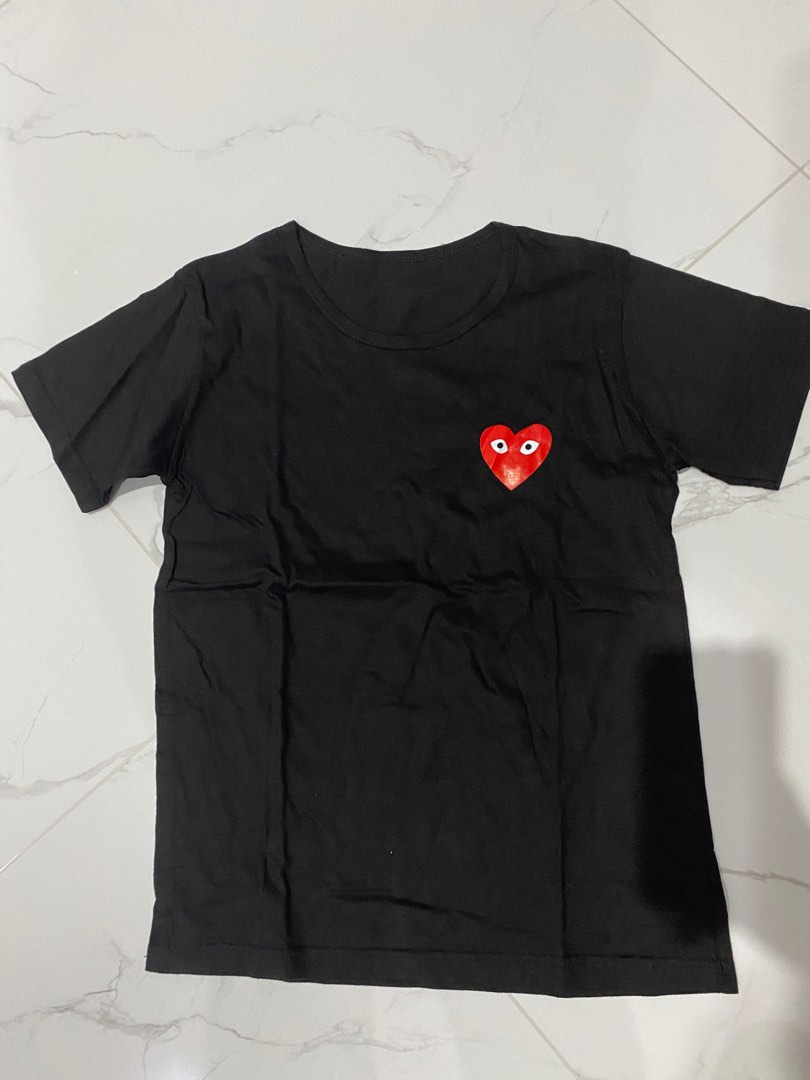 Kaos CDG, Fesyen Pria, Pakaian , Atasan di Carousell