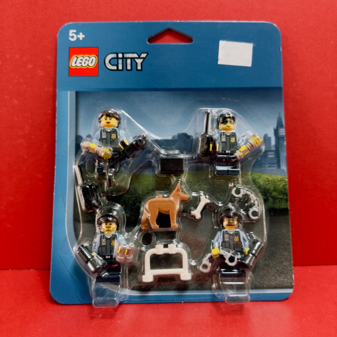 LEGO - City police 4 Mini-figures policeman / policewoman one dog ...