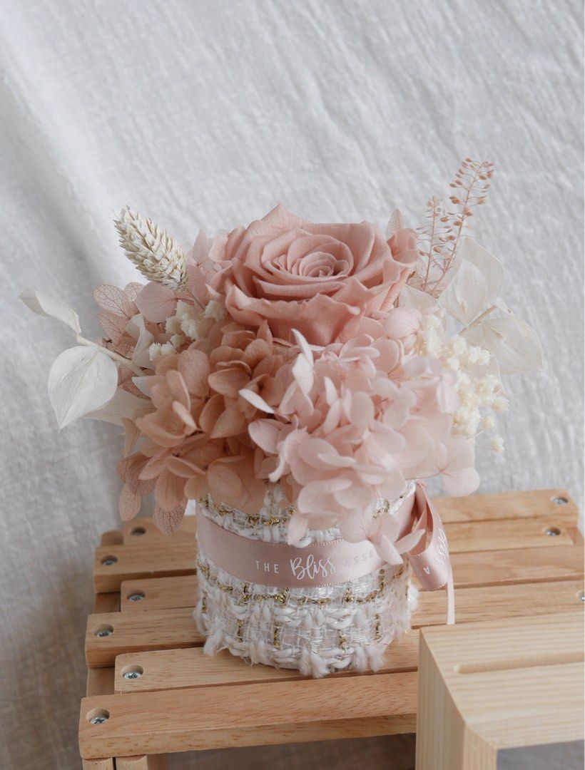 Preserved rose mini bloom box free delivery jurong, Hobbies & Toys ...
