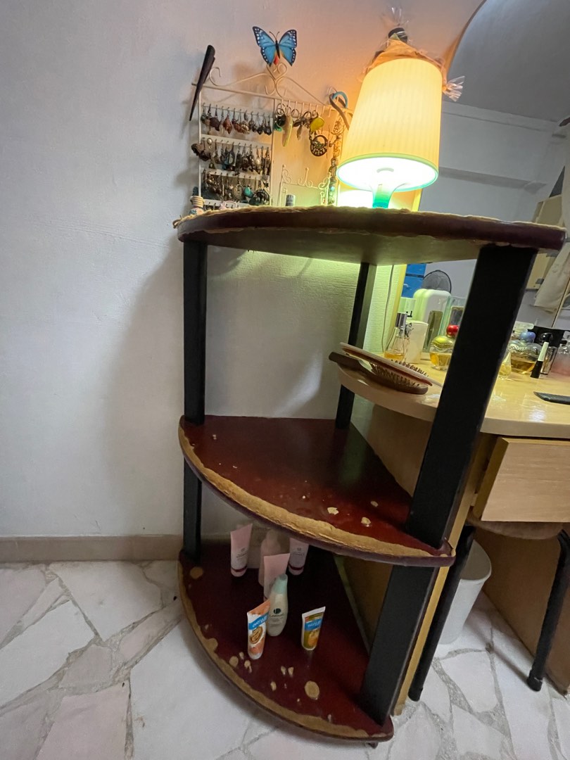 Triangular Table that will sit perfect at the corner of yr room ...