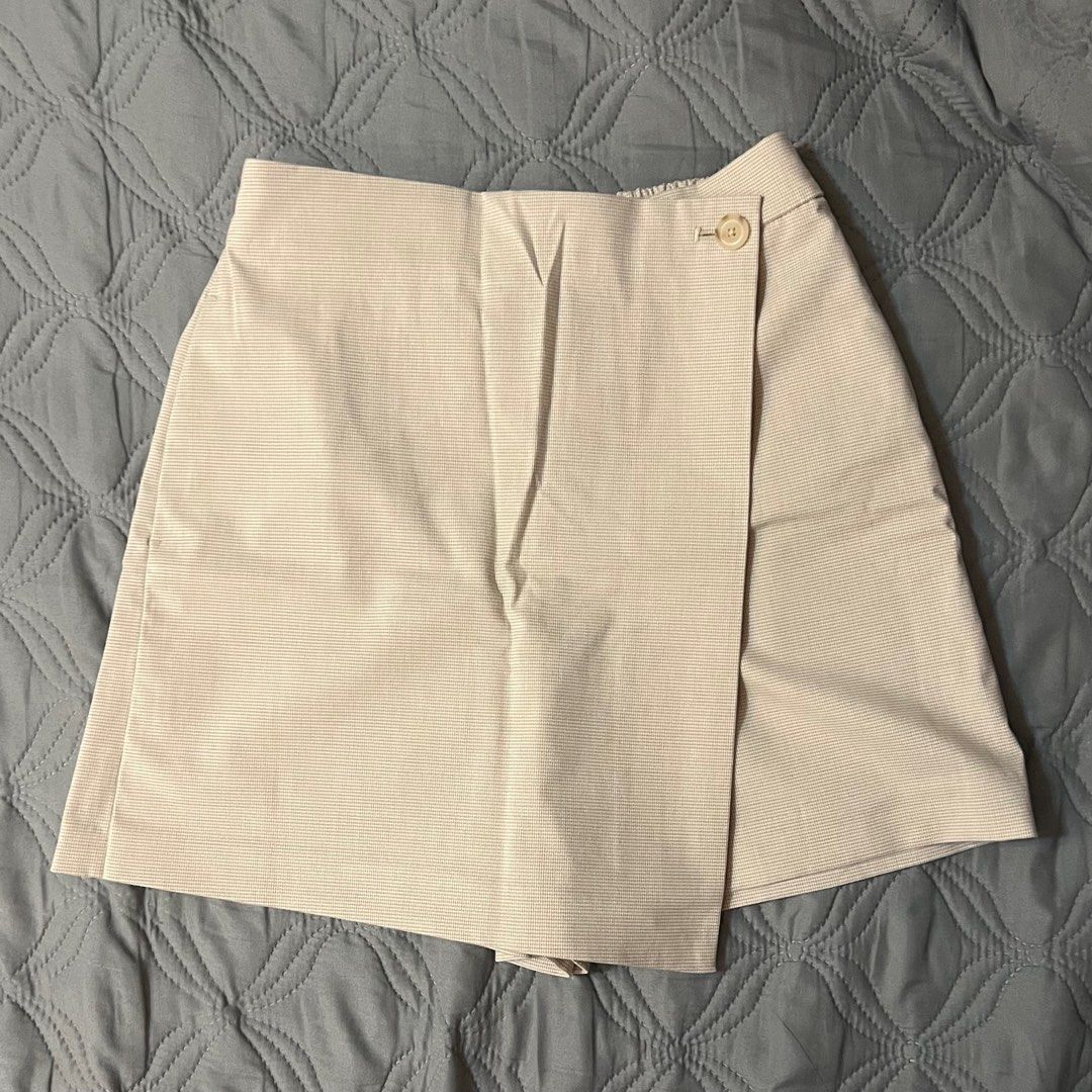 UNIQLO smart skort, Women's Fashion, Bottoms, Skirts on Carousell