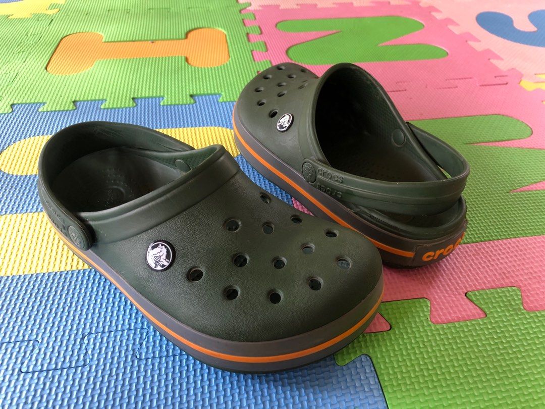 CROCS CROCBAND, Women's Fashion, Footwear, Slippers and slides on Carousell