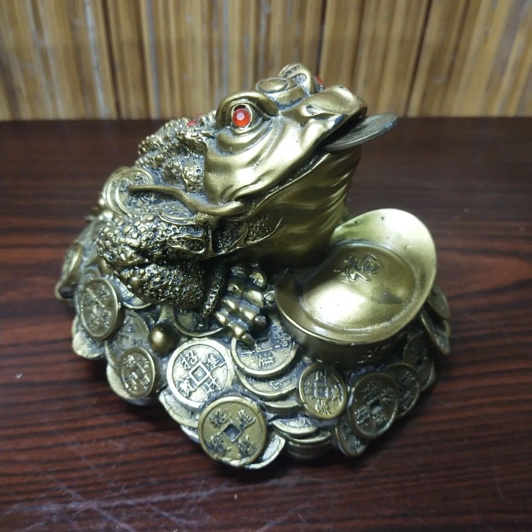 Golden Frog Display Lucky Charms, Women's Fashion, Jewelry & Organizers ...