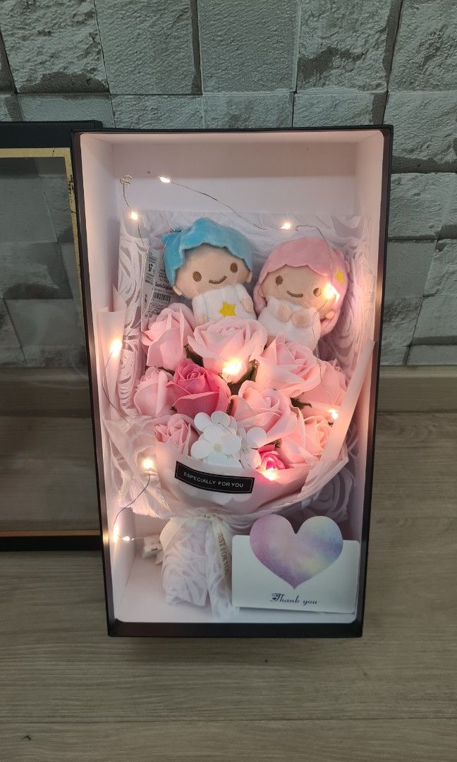 Mickey mouse and minnie mouse rose bouquet gift set, Hobbies & Toys ...