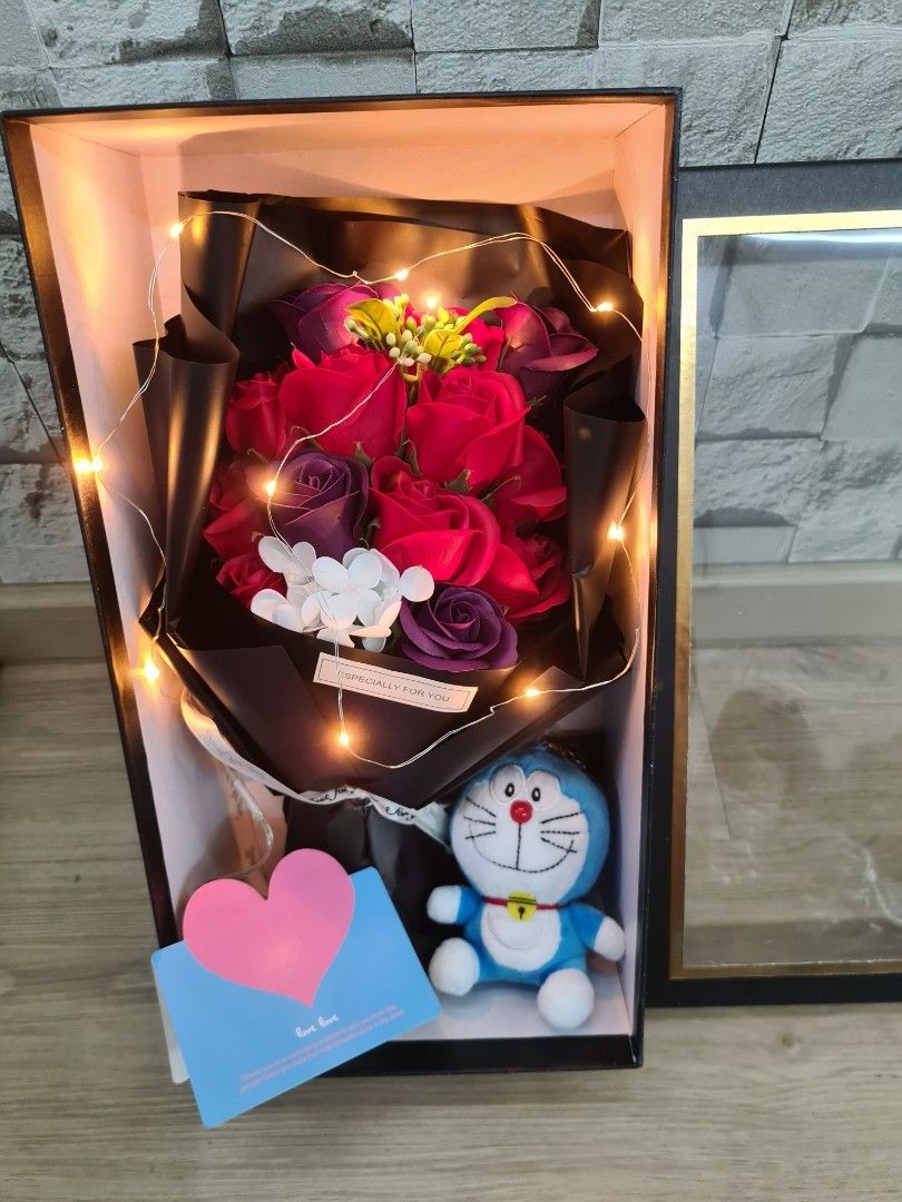 Mickey mouse and minnie mouse rose bouquet gift set, Hobbies & Toys ...