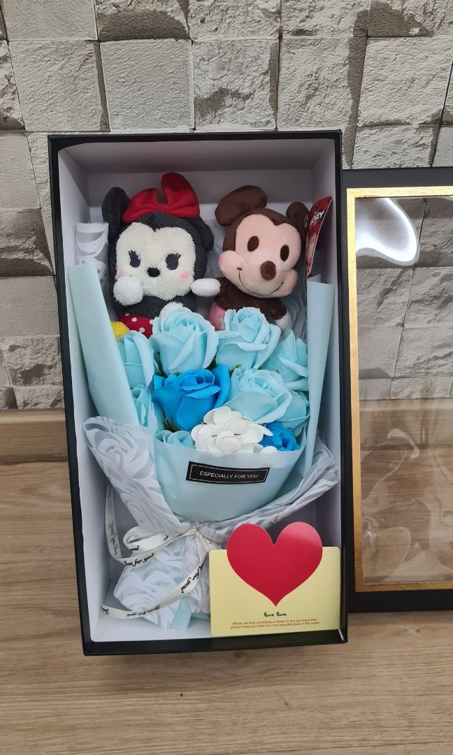 Mickey mouse and minnie mouse rose bouquet gift set, Hobbies & Toys ...