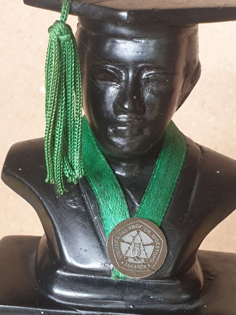 plakat wisuda patung vandel wisuda univesitas dr moestopo, Antik ...