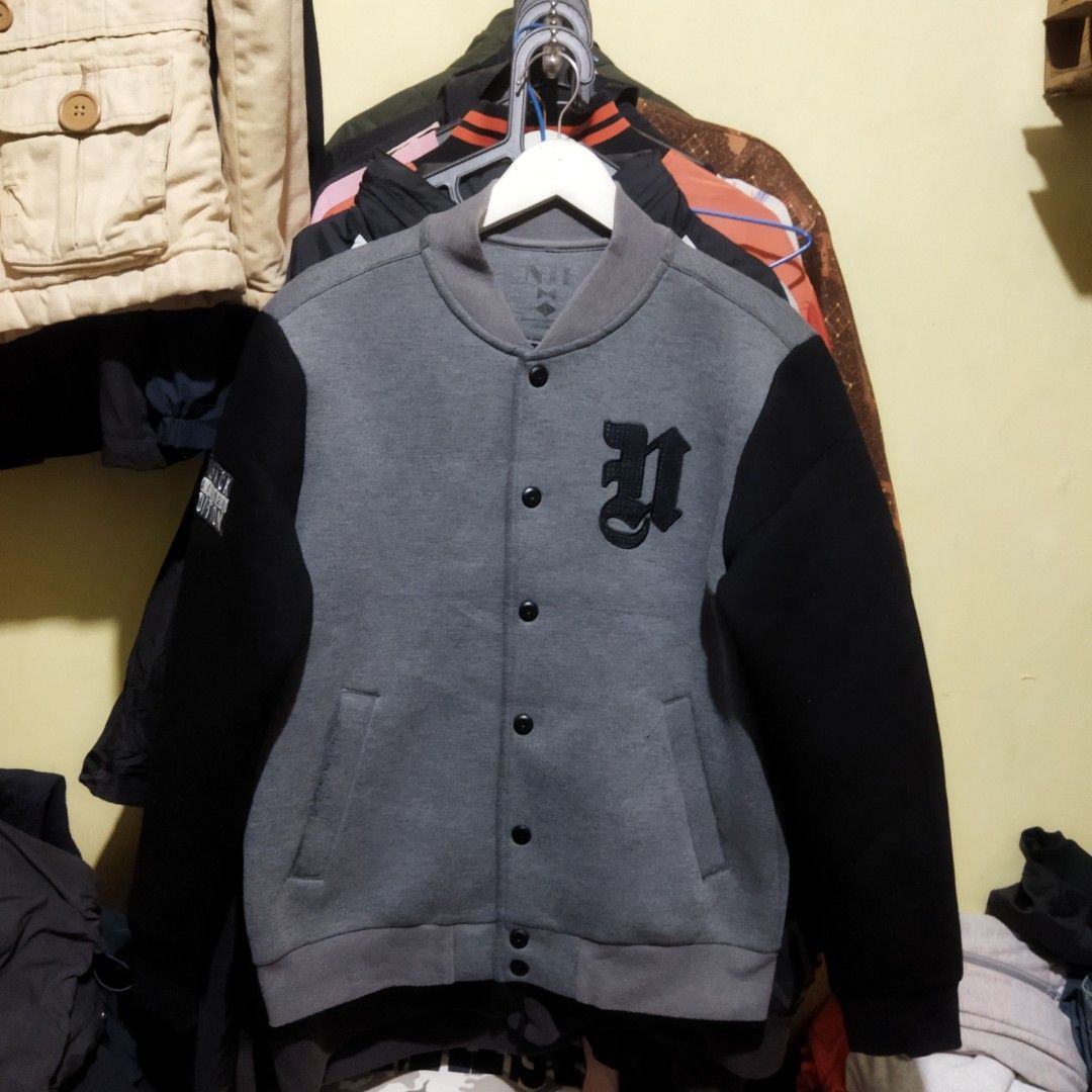 Varsity Nii Black Edition, Fesyen Pria, Pakaian , Baju Luaran di Carousell