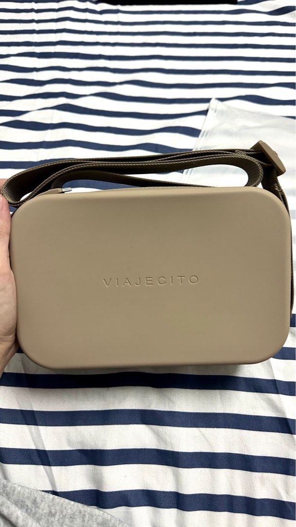 Viajecito Splash Kit in Fog with Strap, Women's Fashion, Bags & Wallets ...