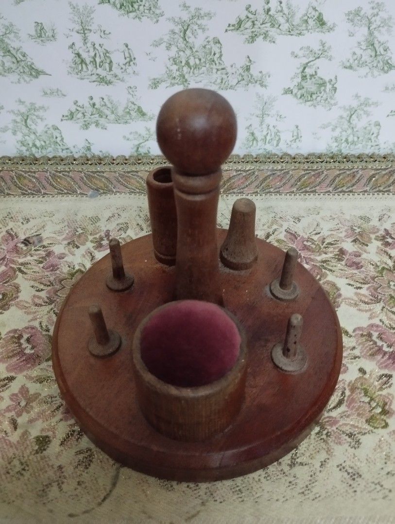 Vintage needle and thread holder on Carousell