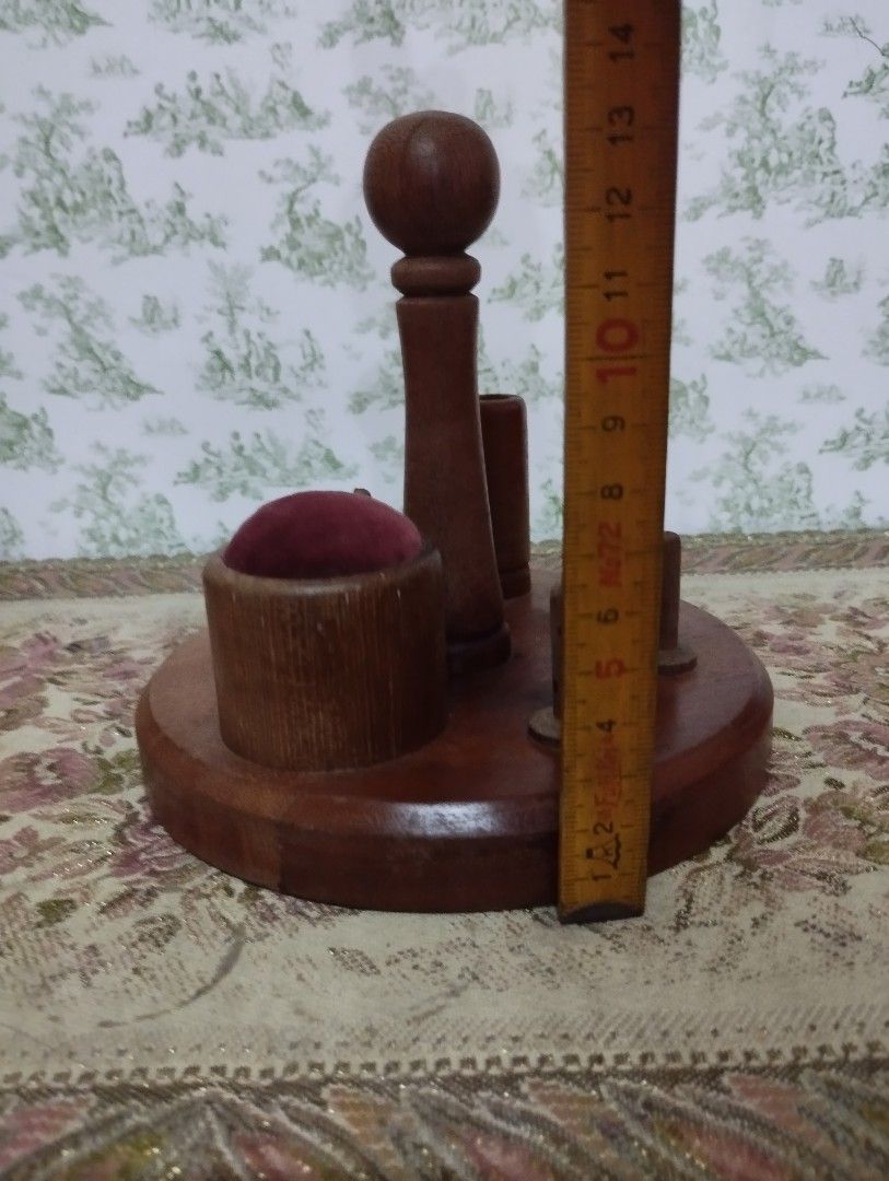 Vintage needle and thread holder on Carousell