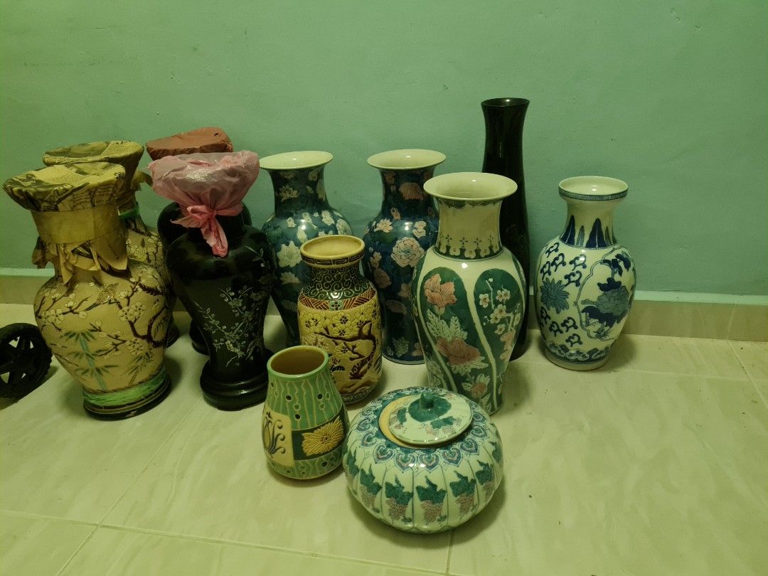 Antique vases, Hobbies & Toys, Memorabilia & Collectibles, Vintage Collectibles on Carousell