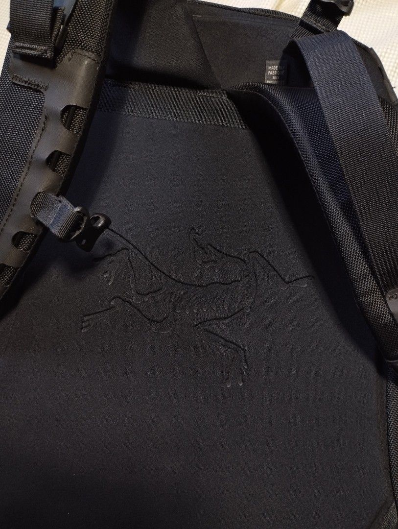 Arc'teryx Arro 22 Backpack, Luxury, Bags & Wallets on Carousell