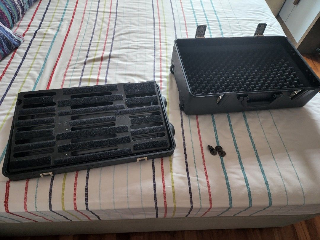 Boss BCB-1000 Pedalboard Hardcase with Wheels, Hobbies & Toys, Music ...