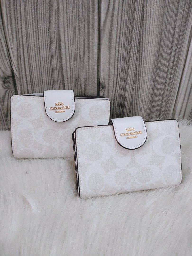Coach medium corner zip wallet signature glacier white, Barang Mewah ...