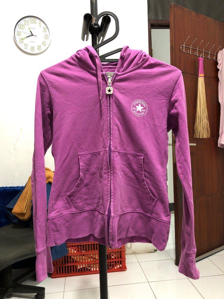 Jaket Converse, Fesyen Wanita, Pakaian Wanita, Baju Luaran di Carousell