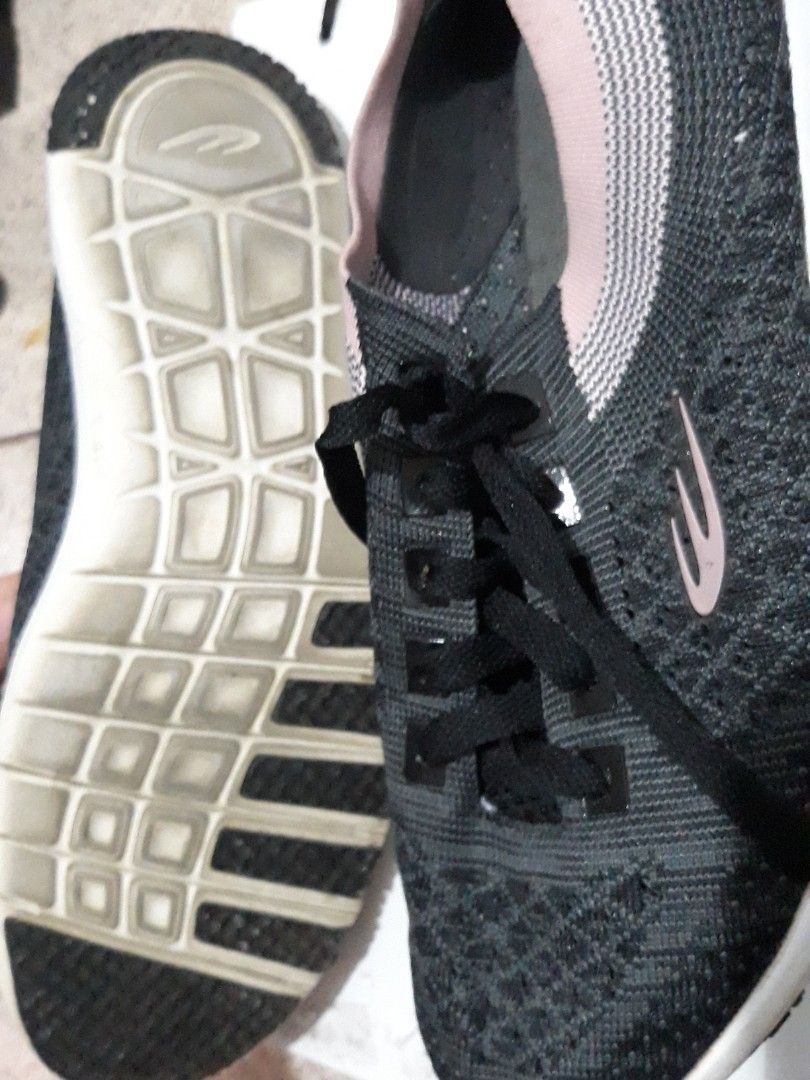 World Balance Sneakers 38, Women's Fashion, Footwear, Sneakers on Carousell
