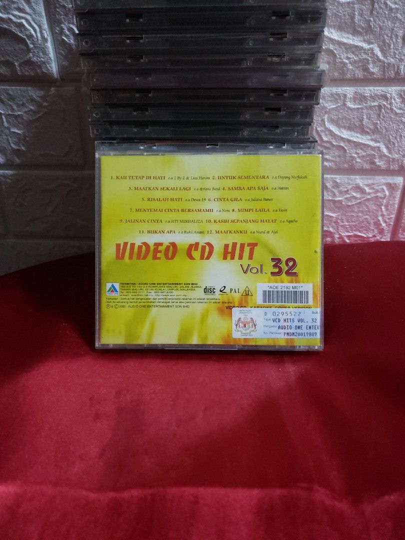 VCD KARAOKE / 2001 - VIDEO CD HIT VOL 32, Hobbies & Toys, Music & Media, CDs & DVDs on Carousell