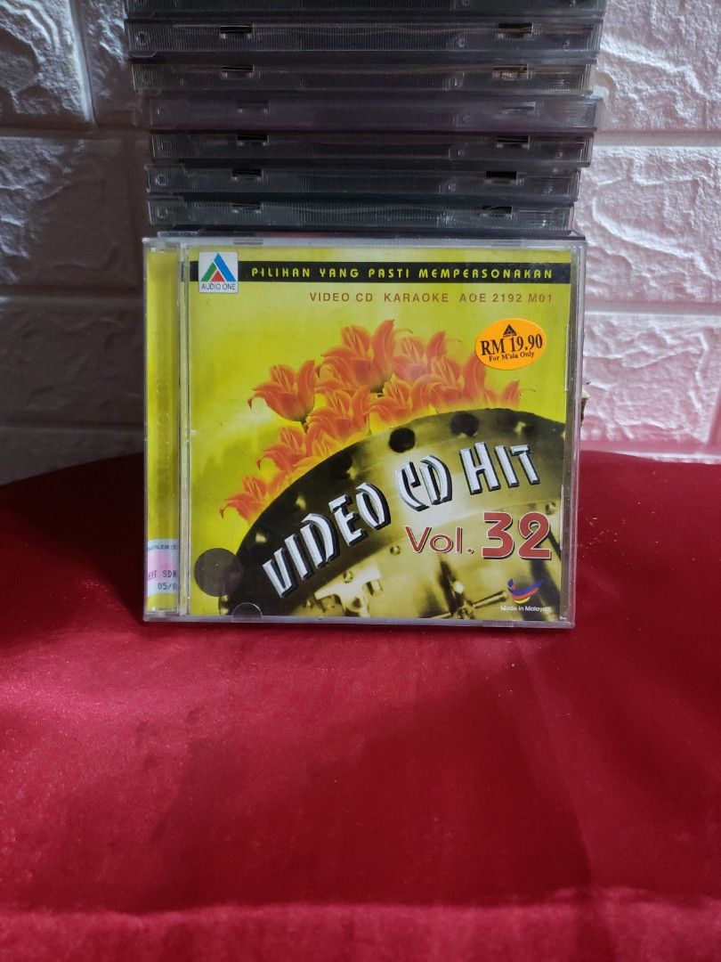 VCD KARAOKE / 2001 - VIDEO CD HIT VOL 32, Hobbies & Toys, Music & Media, CDs & DVDs on Carousell
