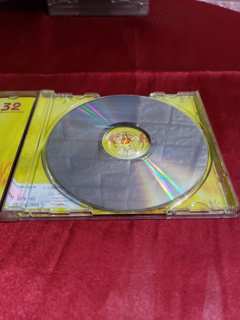 VCD KARAOKE / 2001 - VIDEO CD HIT VOL 32, Hobbies & Toys, Music & Media, CDs & DVDs on Carousell