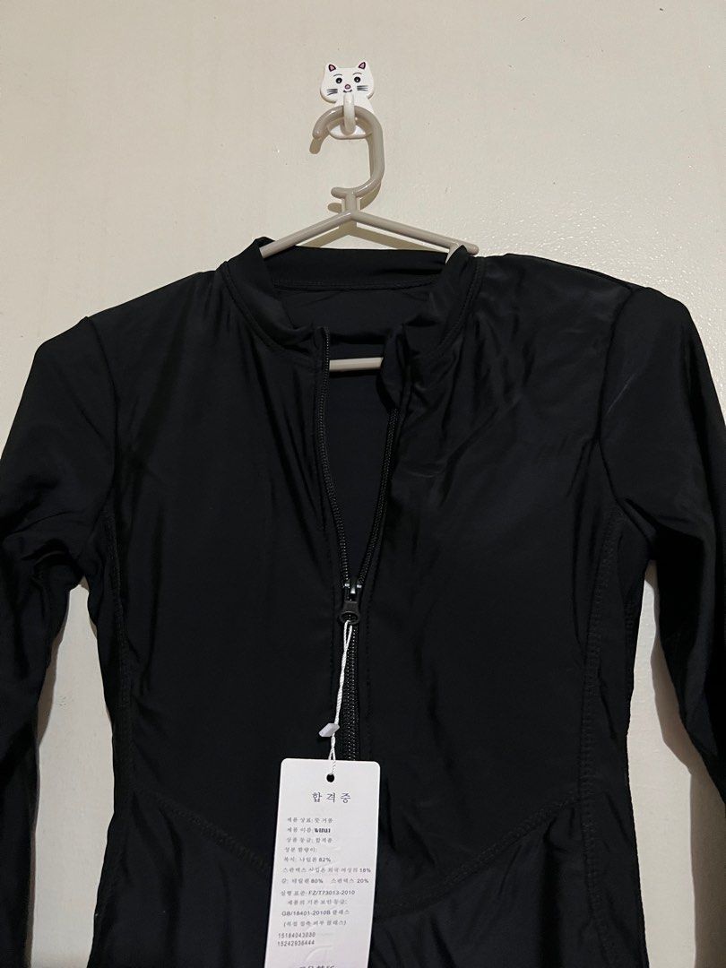 Black Rash Guard, Women's Fashion, Swimwear, Rash guard on Carousell