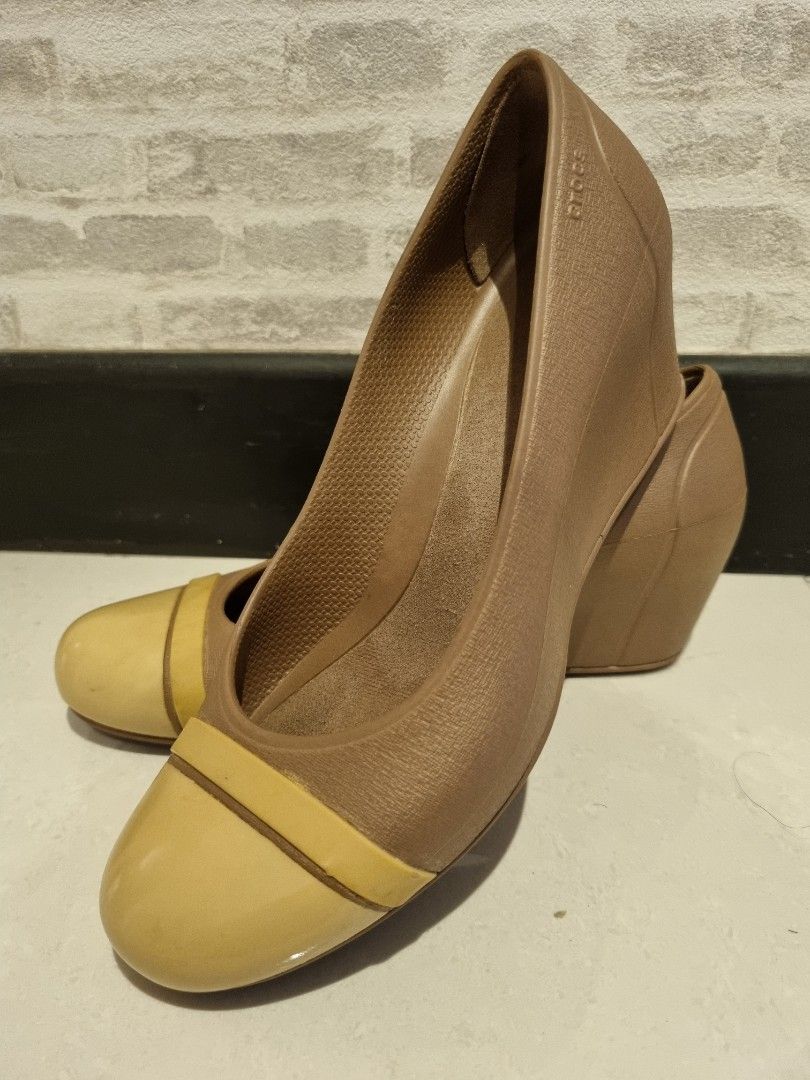 Crocs Wedges, Women's Fashion, Footwear, Wedges on Carousell