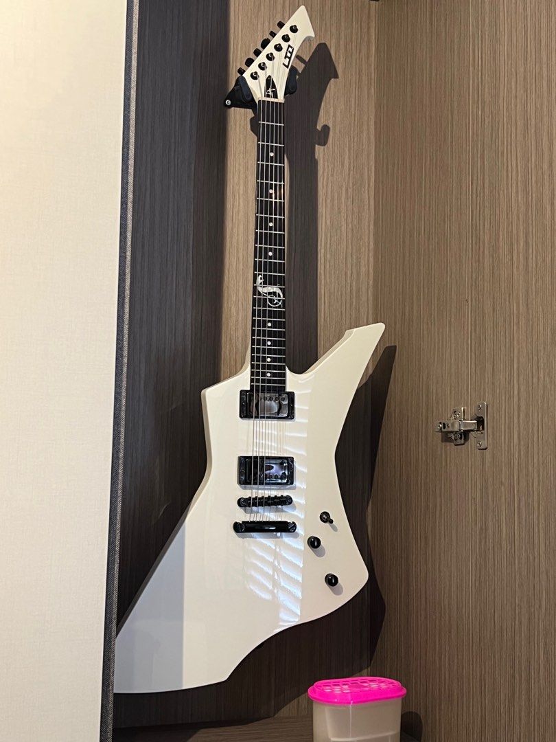 ESP LTD Snakebyte, Hobbies & Toys, Music & Media, Musical Instruments ...