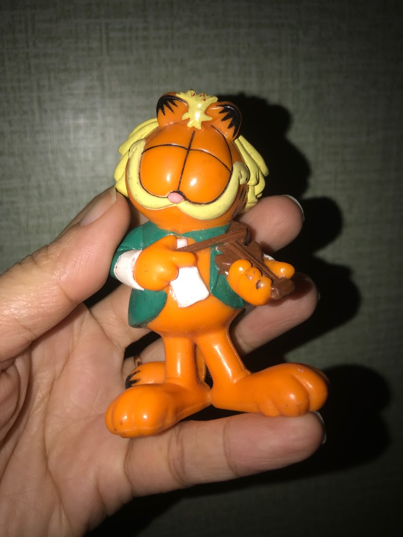 GARFIELD FIGURE on Carousell