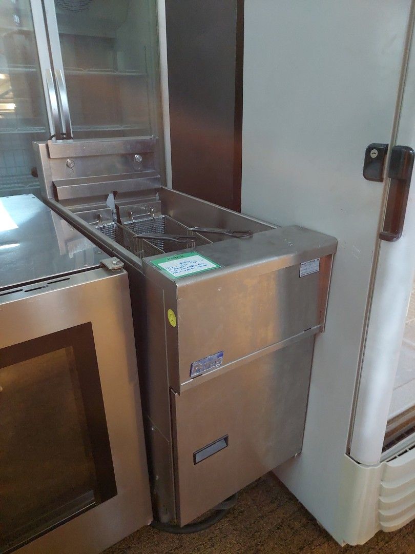 Pitco Deep Fryer with 2 Bracket, Dim : 400mm x 870mm x 1010mmh, Power ...