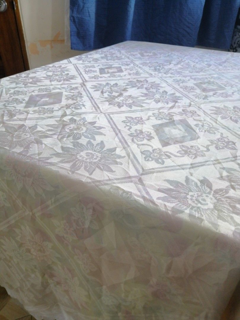 Table Topper with design on Carousell