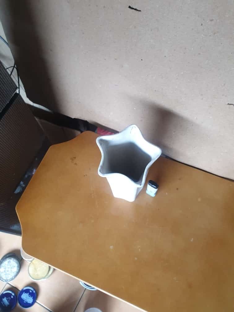 vas putih porselain segi lima vintage, Antik, Pajangan di Carousell