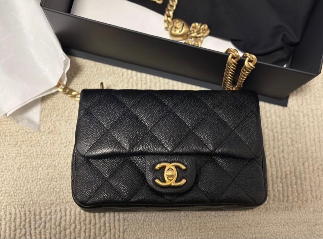 全新Chanel 23P 心型金扣荔枝皮20cm Flip Bag, 名牌, 手袋及銀包 - Carousell