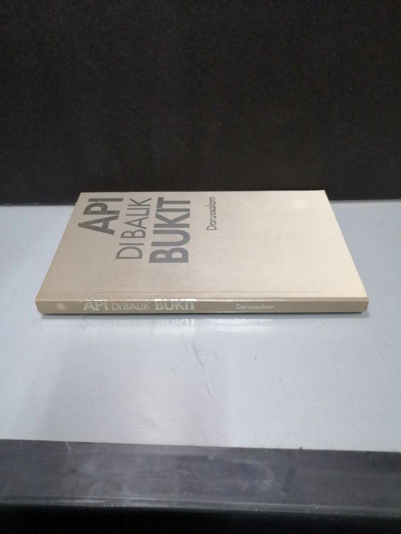 Darussalam - Api Di Balik Bukit - kumpulan cerpen - NOS - vintage DBP ...
