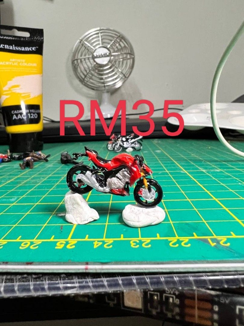 FIGURE & MOTOR SCALE 1/64, Hobbies & Toys, Toys & Games on Carousell